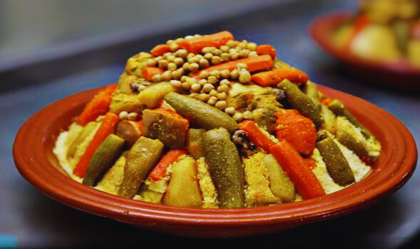 Le Couscous Marocain.. Une Tradition du Vendredi qui Renforce les Liens Familiaux et Offre des ...